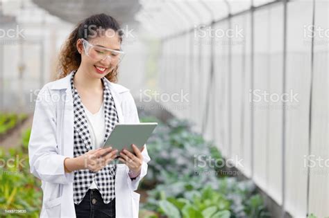 행복한 미소 짓는 과학자 현대 농부는 태블릿 모니터 농업 농장 식물 연구 작업을 사용합니다 20 24세에 대한 스톡 사진 및 기타 이미지 Istock