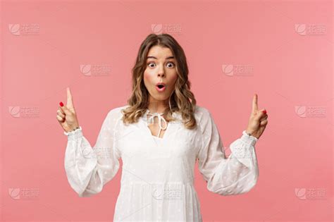 春天 女孩 人 淫秽的手势 半身像 酷 金色头发 指着 说话