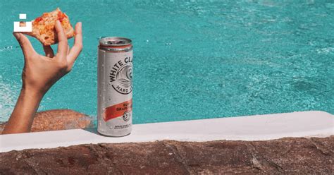 흰색과 빨간색 라벨이 붙은 캔 사진 Unsplash의 무료 음식 및 음료 이미지