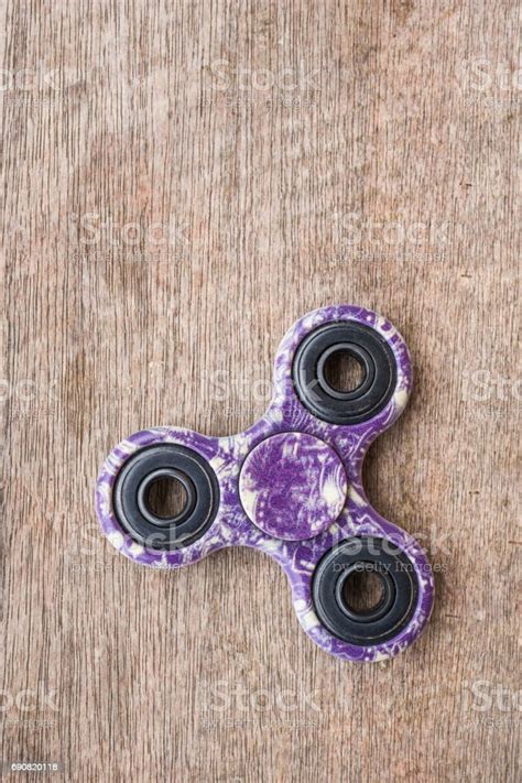 회전자 보라색 컬러 회전을만 지 작 나무 배경에 덜어 장난감 스트레스 강철에 대한 스톡 사진 및 기타 이미지 강철 경감 놀기 Istock