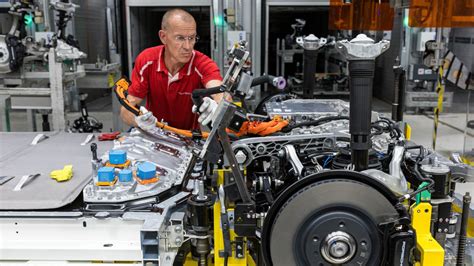 Срив на активността в промишления сектор в еврозоната и в трите ѝ водещи икономики Новини бг