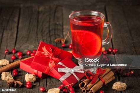 레드 핫 음료 차 향신료 계 피 아니 스 과일 크리스마스와 오래 된 나무 테이블에 갈색 설탕을 선물 한다 새 해 그리고 휴일