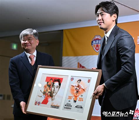 구자철 선물로 받은 기념액자[포토] 나무뉴스