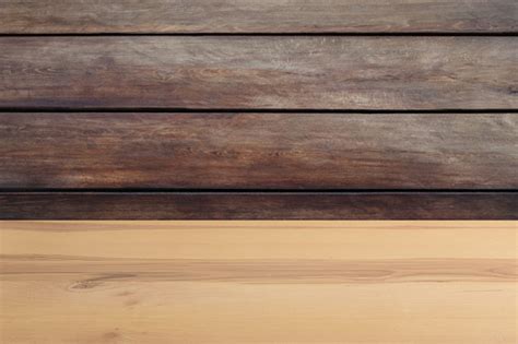 흐릿한 배경 앞에 나무 보드 빈 테이블입니다 흐린 나무 판자 배경 위에 원근 갈색 나무 제품을 전시하거나 조립하는 데 사용할 수 있습니다 모형 0명에 대한 스톡 사진 및