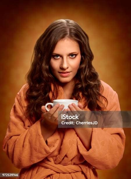 커피 낯 짝입니다 여 자가 들고 커피 낯 짝 갈색에 대한 스톡 사진 및 기타 이미지 갈색 갈색 머리 관능 Istock
