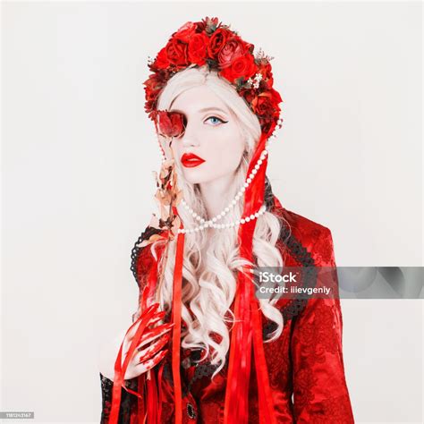 창백한 피부와 붉은 입술꽃 화환에 고딕 금발 여자 뱀파이어 피와 악몽에서 뱀파이어 리본화환에 고딕 마녀 끔찍한 금발 마녀 악몽