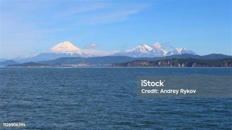 시의 페트로 파블로프 스크캄 챳 스키 통해 Avachinsky 및 Koryaksky 화산 타워 0명에 대한 스톡 사진 및 기타 이미지 Istock