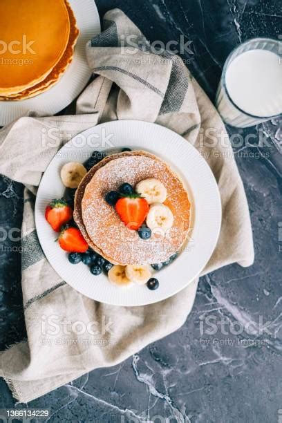테이블에 흰색 접시에 딸기 블루 베리와 바나나 맛있는 팬케이크 가루 설탕에 대한 스톡 사진 및 기타 이미지 가루 설탕 딸기 건강한 식생활 Istock