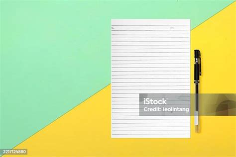 컬러 배경에 비즈니스 레터헤드와 펜의 평면도 백지 또는 시트 디자인을 위한 목업 또는 복사 공간 0명에 대한 스톡 사진 및 기타 이미지 Istock