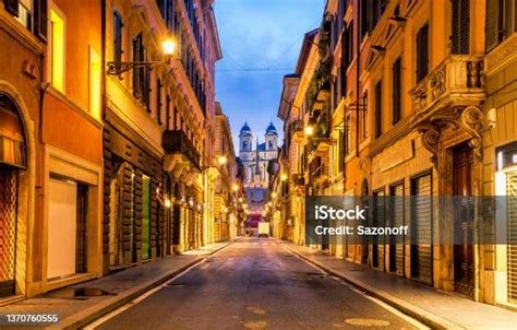 이탈리아 로마의 스파냐 광장 아침에 스페인어 단계 스페인 계단을 바라보는 거리 데이 콘도티를 통해 로마 이탈리아에 대한 스톡 사진 및 기타 이미지 Istock