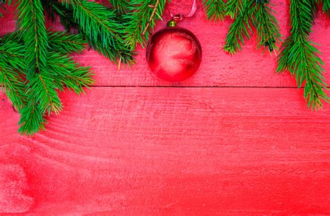 향기로운 녹색 전나무 나무 가지 붉은 나무 테이블에 크리스마스 볼의 아름 다운 축제 배경 겨울에 대한 스톡 사진 및 기타 이미지 겨울 계절 공란 Istock