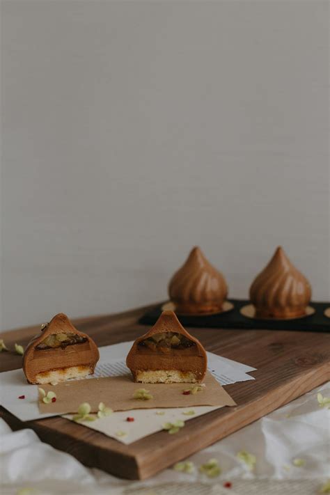 갈색 고급 과자 단 것 달콤한 달콤한 기쁨 달콤한 치아 도마 디저트 럭셔리 레시피 매우 복잡한 목조 판자 미식가 미식가 주방 배열 베이킹 별미