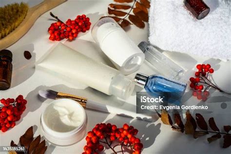 흰색 배경 화장품 관리 얼굴 마사지 크림 마스크 흰색 수건 복사를위한 공간 스파 수건 크림 목욕 소금 얼굴 마사지기 피부 관리에 대한 스톡 사진 및 기타 이미지 Istock