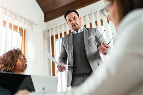 동료들과 새로운 비즈니스 프로젝트에 대해 논의하는 남성 3 명에 대한 스톡 사진 및 기타 이미지 3 명 경영자 계획 Istock