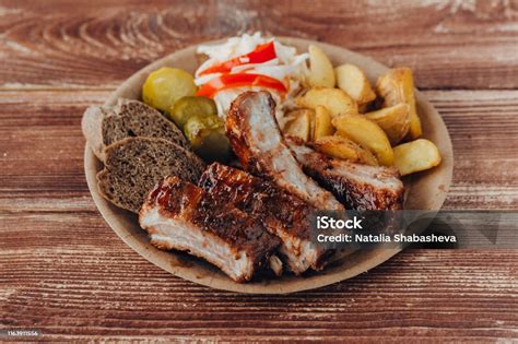 소스 튀긴 감자 오이 양배추 클로브를 나무 테이블에 종이 접시에 넣은 맛있는 쇠고기 갈비 길거리 음식 갈색에 대한 스톡 사진 및 기타 이미지 Istock