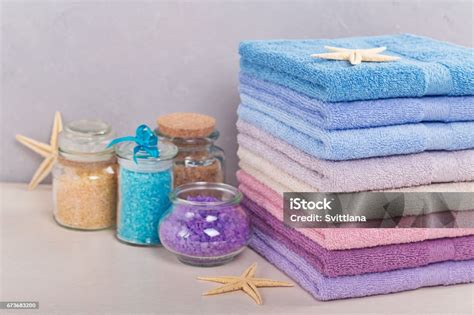 밝은 배경에 바다 소금과 다채로운 목욕 수건의 높은 스택 파스텔 색상 면 수건 위생 직물 스파 및 섬유 개념 0명에 대한 스톡 사진 및 기타 이미지 Istock