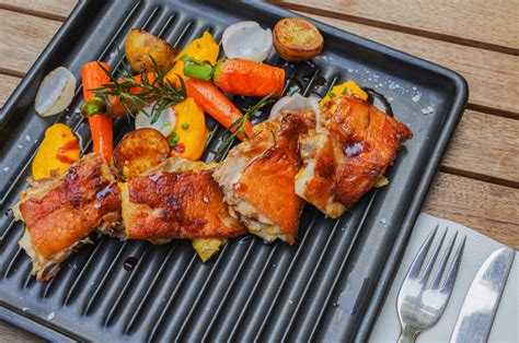 검은 오븐 트레이 상단 보기에 아기 당근 마늘 감자 로즈마리와 망고 소스와 치킨 바베큐 0명에 대한 스톡 사진 및 기타 이미지 Istock