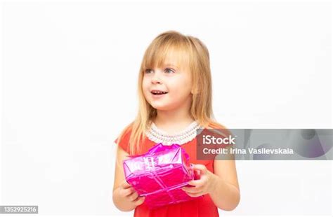 흰색 배경 배너 복사 공간을 통해 고립 된 분홍색 선물 상자와 빨간 드레스에 행복한 어린 소녀 4 5세에 대한 스톡 사진 및 기타 이미지 Istock