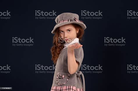 검은 배경에 포즈를 취하는 길고 곱슬 머리로 사랑스러운 어린 아이의 스튜디오 샷 갈색 머리에 대한 스톡 사진 및 기타 이미지 갈색 머리 감정 곱슬 머리 Istock