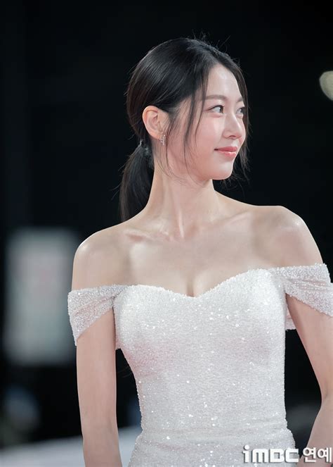 포토 공승연 한지민 권유리 오프숄더 드레스 대결
