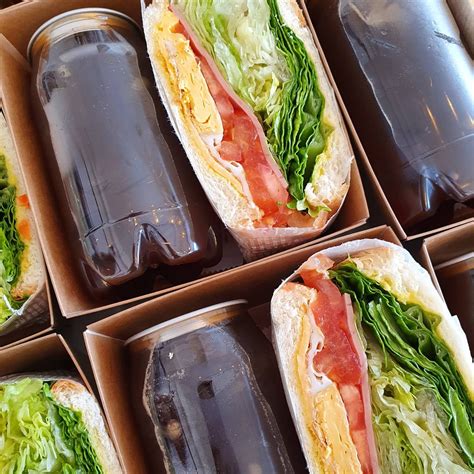 커피오감 샌드위치and음료세트 샌드위치하프 싱싱한야채가 듬뿍들어갔죠 샌드위치와 음료 부담없는 한끼로