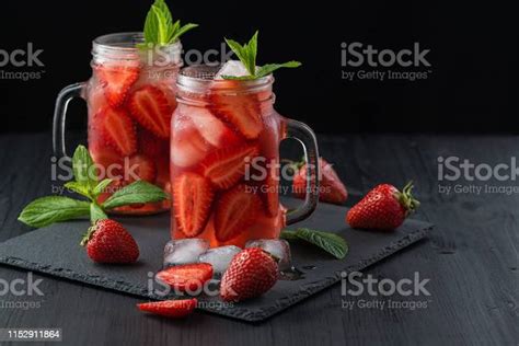 신선한 딸기 스무디 검은 나무 테이블에 어두운 배경에 딸기와 얼음 조각과 신선한 여름 칵테일 0명에 대한 스톡 사진 및 기타 이미지 Istock