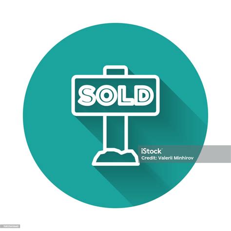 긴 그림자 배경으로 격리 된 텍스트 판매 아이콘이있는 흰색 줄 매달려 기호 판매 스티커 판매 된 간판 녹색 원 버튼입니다 벡터 개념에 대한 스톡 벡터 아트 및 기타 이미지