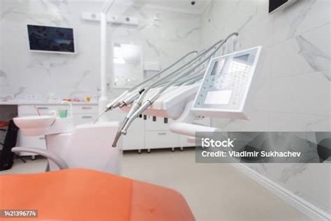현대 치과 진료소에서 광각 전문 의료 치과 의사 장비 치과 훈련 0명에 대한 스톡 사진 및 기타 이미지 0명 건강관리와 의술 드릴 Istock