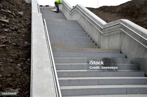 거대한 측면 패널 콘크리트 계단 난간은 지형 아래에 가라앉은 옹벽입니다 다른 높이 피터 작업자의 이중 스테인레스 스틸 핸들 0명에 대한 스톡 사진 및 기타 이미지 Istock