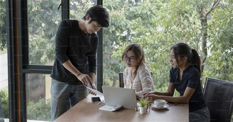 현대 사무실에서 함께 새로운 프로젝트를 진행하는 젊은 사업가 그룹 사진 Unsplash의 테이블 이미지