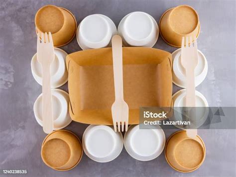 폐기물 제로 일회용 식기 회색 배경에 대나무나무와 종이로 만든 친환경 일회용 기구 종이 컵 패스트 푸드 용기 및 대나무 나무 칼 0명에 대한 스톡 사진 및 기타 이미지