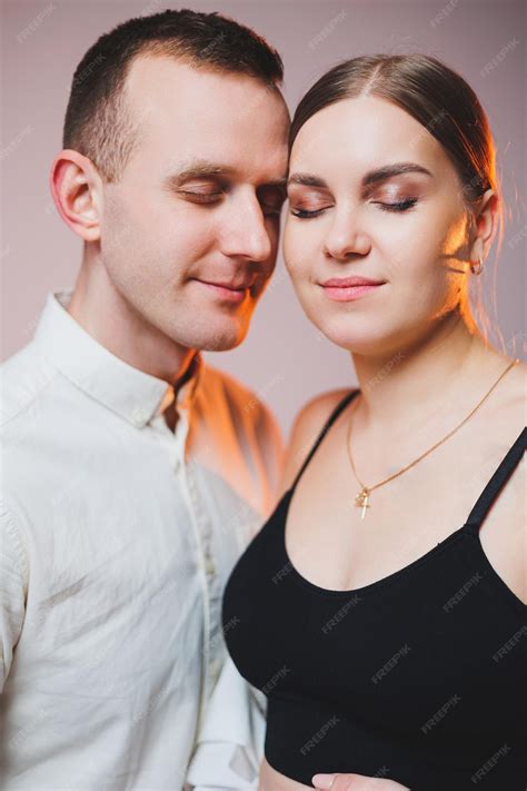 Retrato De Una Joven Pareja Enamorada Con Ropa Informal Abrazándose En