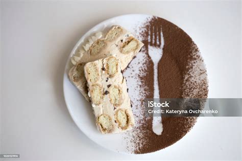 맛 있는 아이스크림 케이크입니다 이탈리아 Savoiardi 쿠키 마스 카 밀크 초콜릿 티라미수 재료와 티라미수 가루로 빻은에 대한 스톡 사진 및 기타 이미지 Istock
