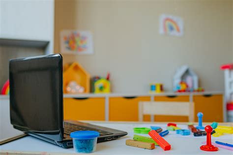 온라인 학습 수업을 위한 다채로운 점토 수리를 성형하는 노트북과 아이들 노트북에 대한 스톡 사진 및 기타 이미지 노트북 놀이 방 0명 Istock