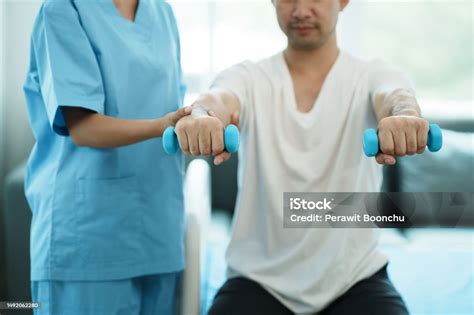 물리 치료 운동을 하는 재활 팔 통증 환자를 치료하는 물리치료사 30 39세에 대한 스톡 사진 및 기타 이미지 30 39세