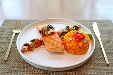 지중해 살사와 사프란 라이스를 곁들인 연어 스테이크 구이 사프란 쌀에 대한 스톡 사진 및 기타 이미지 사프란 쌀 살사 연어 해산물 Istock