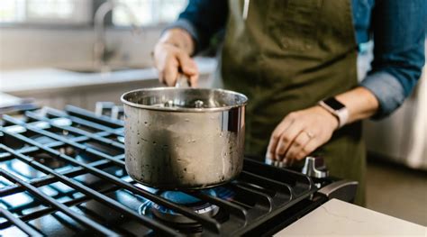 Як відчистити чорний наліт від каструлі 3 способи