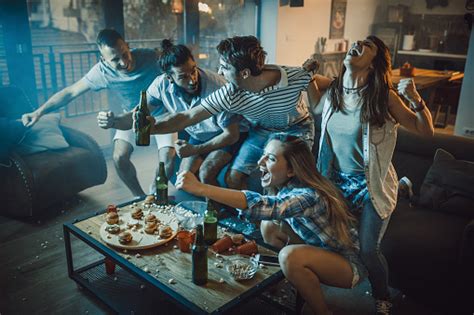 쾌활 한 팬 들 집에서 그들의 팀의 승리를 축 하 하는 동안 비명 우정에 대한 스톡 사진 및 기타 이미지 우정 5명 Championship Istock