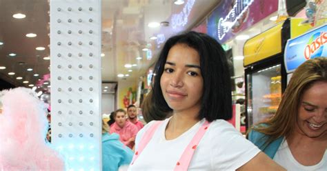 Exclusif Ruby Nikara Tik Tok qui vend l eau de son bain à la Foire du Trône à Paris le 22