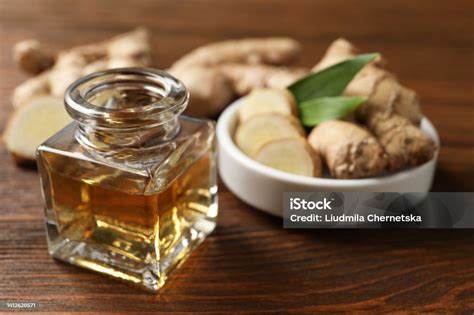나무 테이블에 병에 생강 에센셜 오일 텍스트를 위한 공간 0명에 대한 스톡 사진 및 기타 이미지 0명 건강한 생활방식 대체 요법 Istock