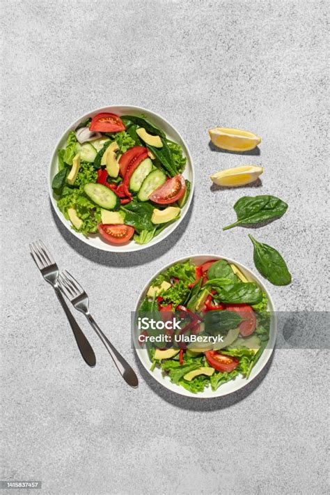 회색 배경에 흰색 접시에 아보카도를 곁들인 야채 샐러드 0명에 대한 스톡 사진 및 기타 이미지 0명 건강한 식생활 날것 Istock