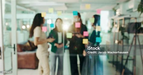 계획 스크럼 및 사무실에 있는 사업가들과 함께 일정 브레인스토밍 및 작업 진행을 위한 팀워크 스티커 메모 교육 및 무드 보드를 위한 직원들과의 회의 일정 및 워크샵 20