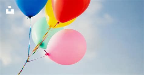 눈부시게 푸른 하늘을 배경으로 형형색색의 풍선이 떠 있습니다 사진 Unsplash의 무료 풍선 이미지