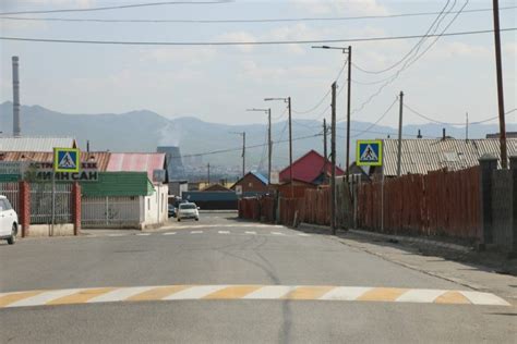 Нийслэлийн зарим сургуулийн гадна тэмдэг тэмдэглэгээ хурд сааруулагч хийж байна