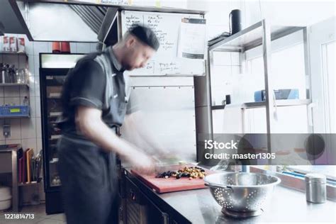 브랜드의 비하인드 스토리 요리사는 클라이언트 또는 배달을위한 레스토랑 식사의 전문 주방에서 요리 모션 건강한 생활방식에 대한 스톡 사진 및 기타 이미지 Istock
