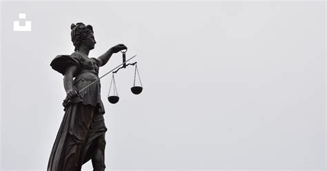 정의의 저울을 들고 있는 정의의 여신상 사진 Unsplash의 무료 예술 이미지