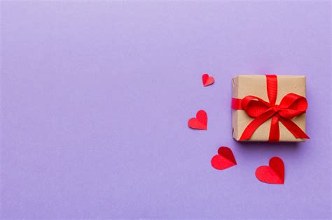 발렌타인 데이 구성 활과 심장이있는 빨간 선물 상자 크리스마스 선물 위에서 볼 수 있습니다 텍스트 공간입니다 홀데이 인사말 카드 개념에 대한 스톡 사진 및 기타 이미지