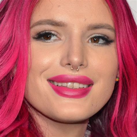 Bella Thornes Makeup Photos And Products Steal Her Style