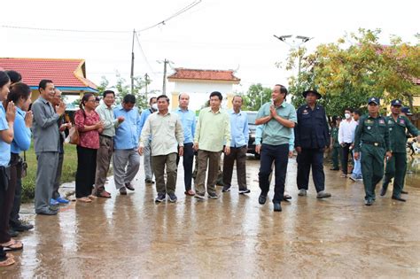 ឯកឧត្តម ងួន រតនៈ អភិបាលខេត្តកំពង់ធំ នាំយកអំណោយរបស់សម្ដេចតេជោ ចែកជូនដល់ប្រជាពលរដ្ឋចំនួន