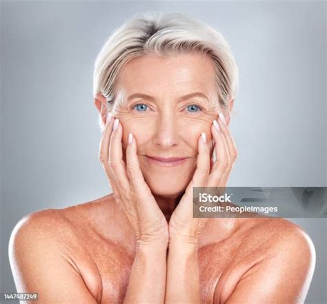 스킨케어 아름다움 회색 스튜디오 배경에 웰빙 건강 미소를 가진 노인 여성의 얼굴 휴식 피부과와 행복한 노인 은퇴 미용과 함께 휴식을 취 여자 노인에 대한 스톡 사진 및 기타